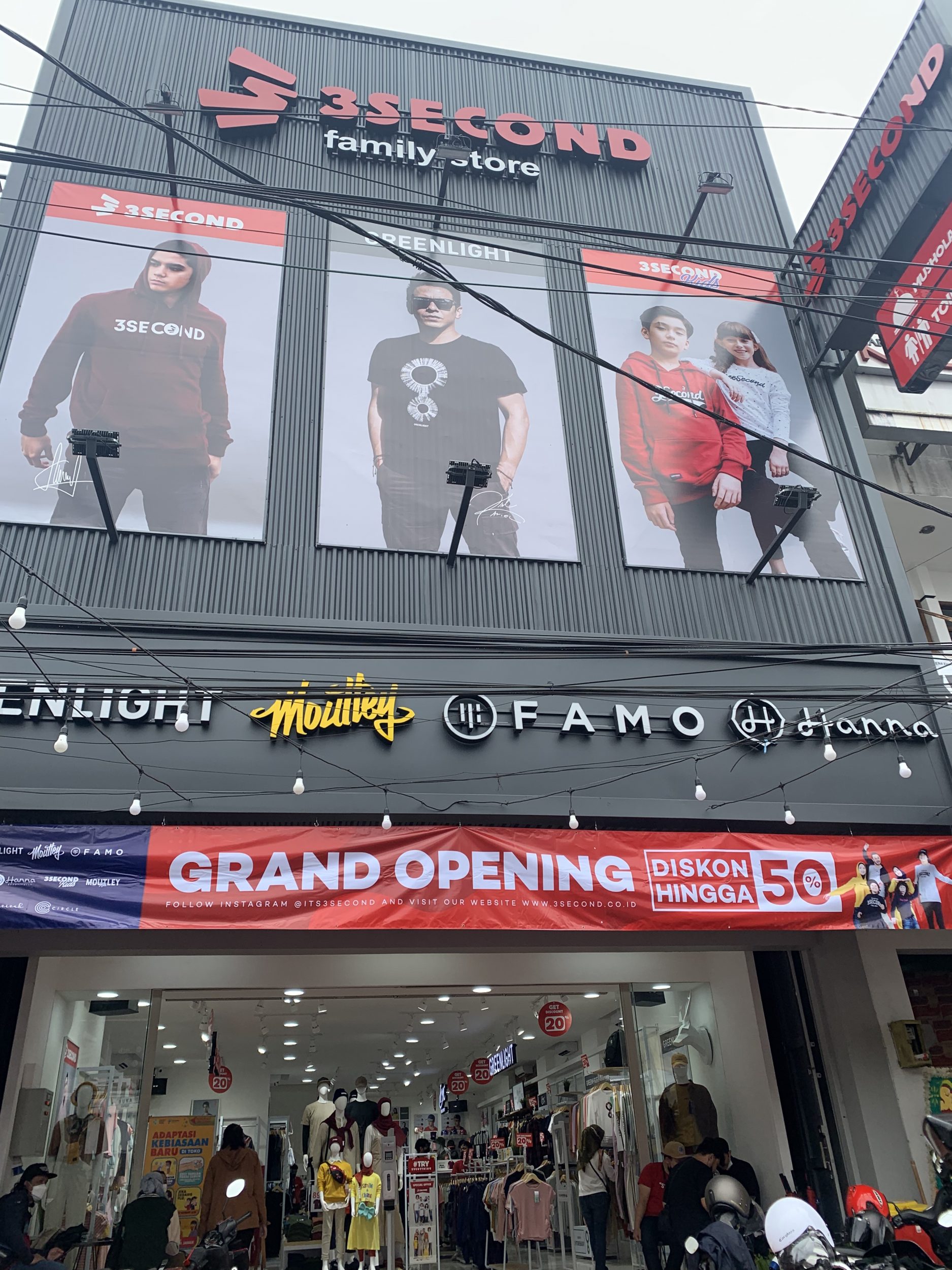 Brand Fashion Lokal 3Second Kini Hadir di Lembang, Family Store Pertama ...