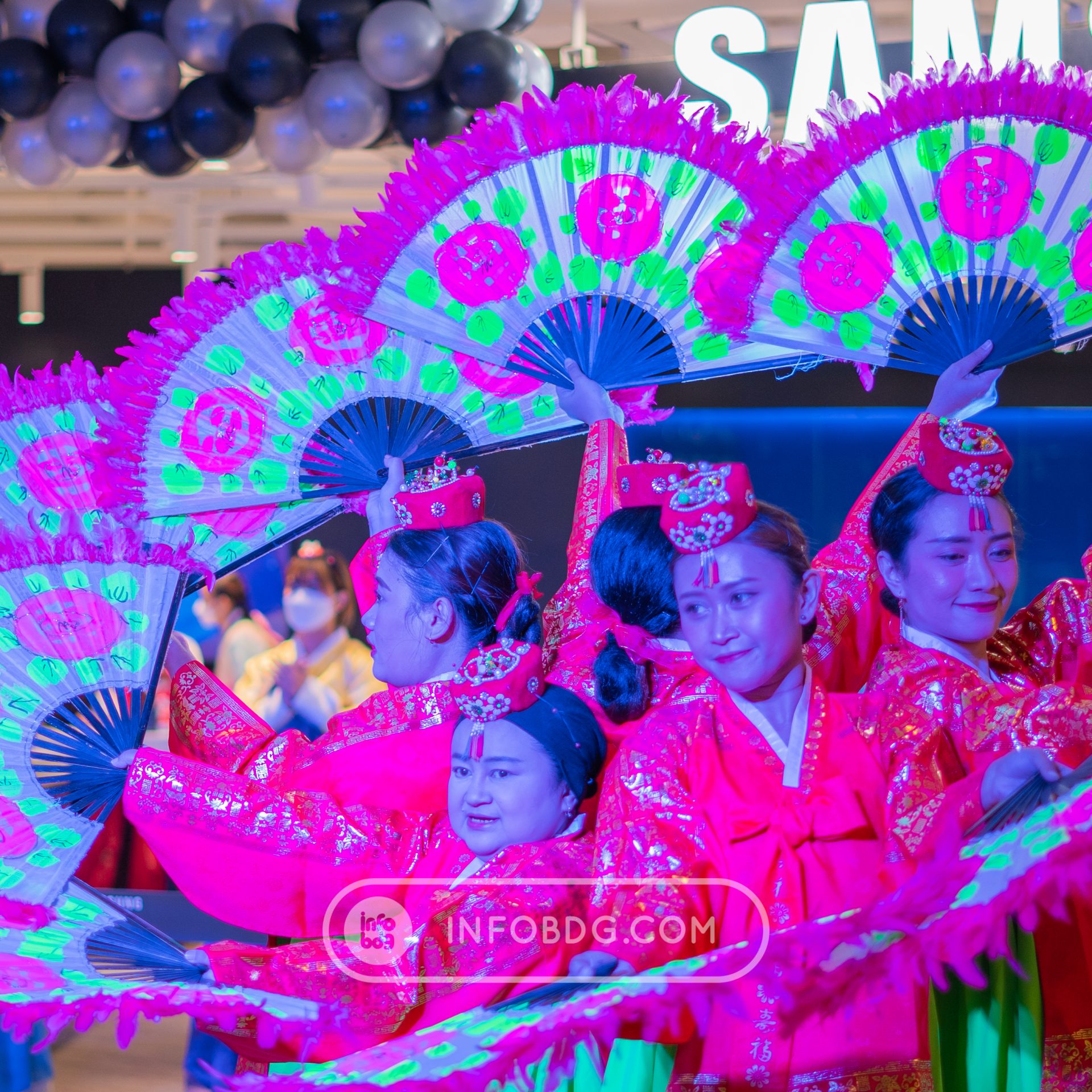 Grand Opening Samsung Multi Experience Store Bandung Electronic Center ...
