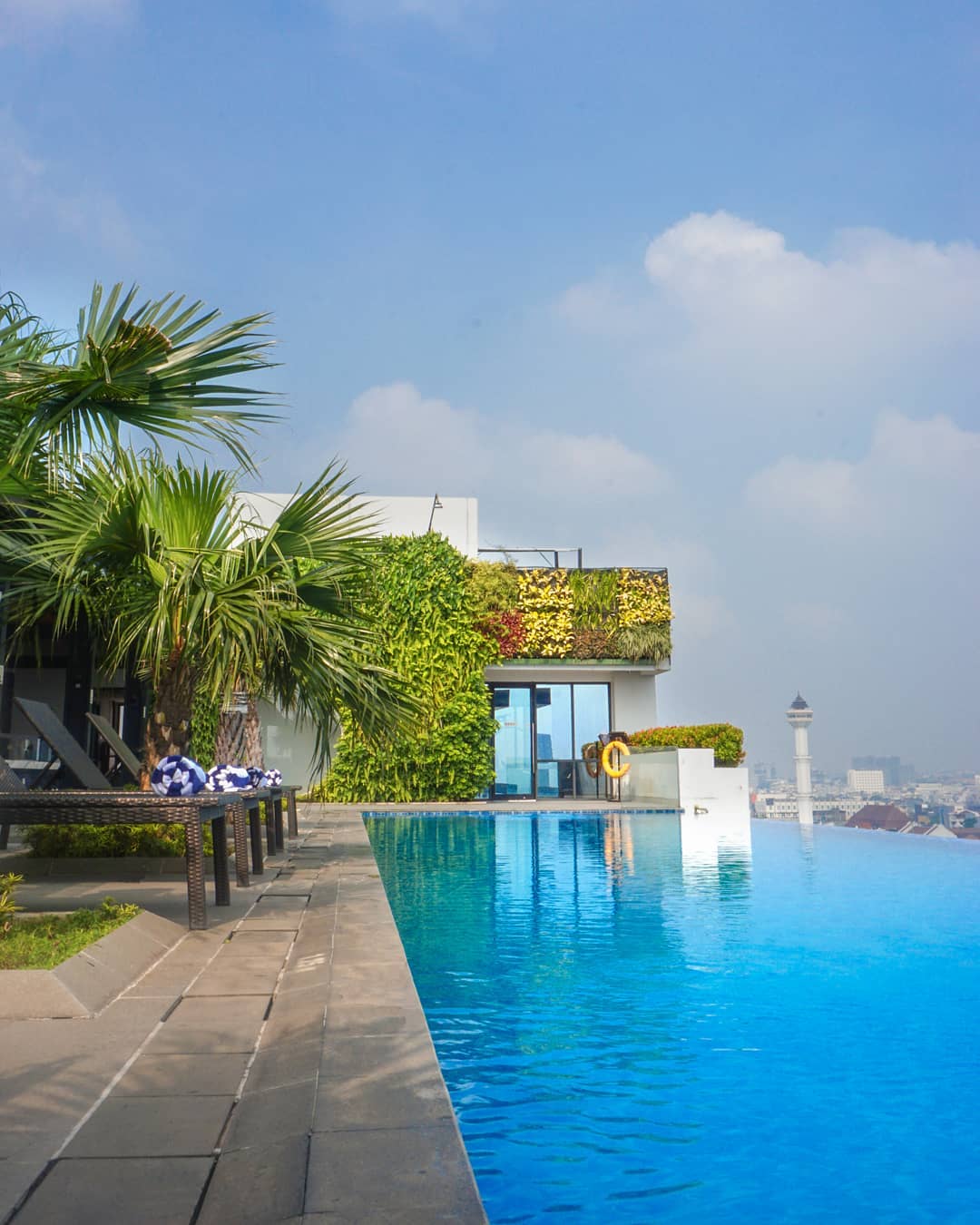 Berenang Dengan Pemandangan Indah di Infinity Pool Bandung - infobdg.com