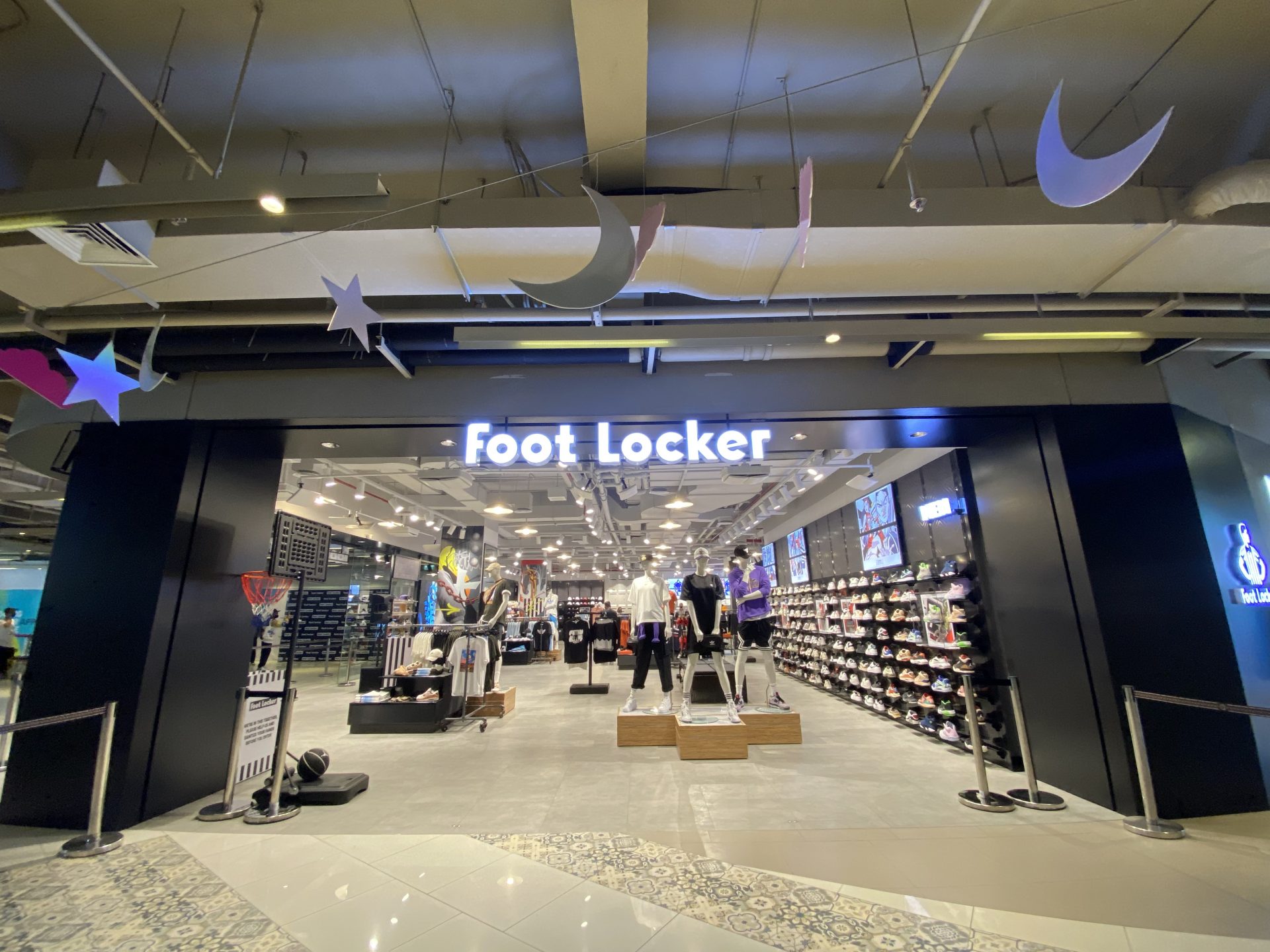 Berburu Sepatu Branded di Foot Locker, Kini Hadir di Kota Bandung ...