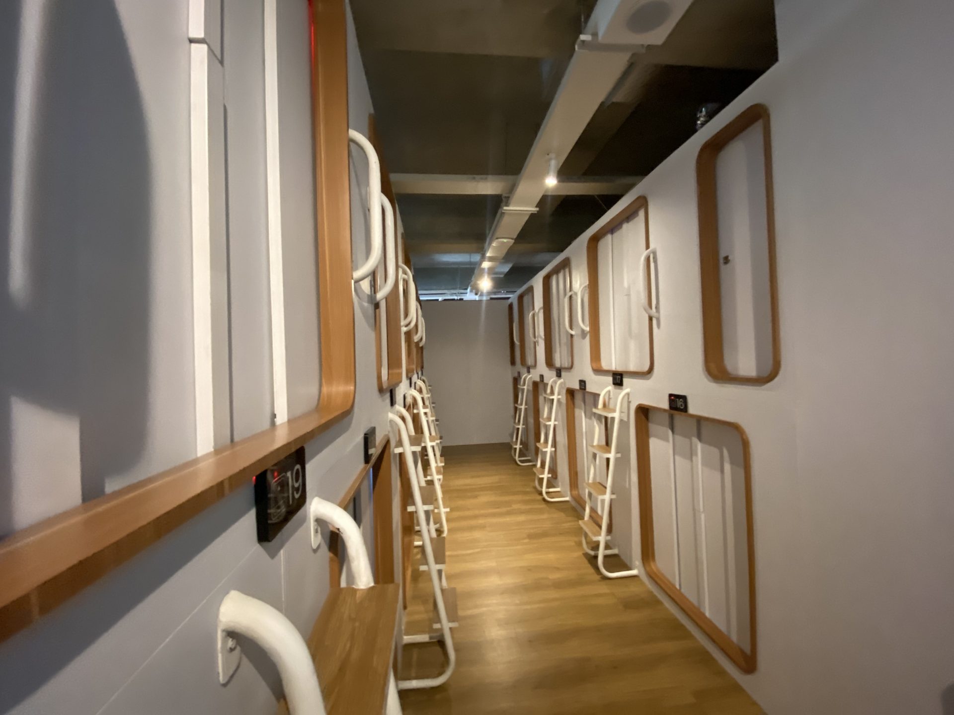 Hotel Kapsul dengan Konsep Modern di Kota Bandung? Staycation di Nindya ...