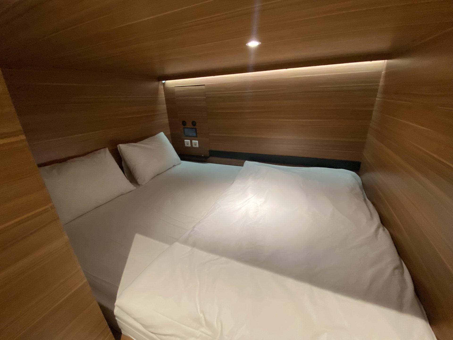 Hotel Kapsul dengan Konsep Modern di Kota Bandung? Staycation di Nindya ...