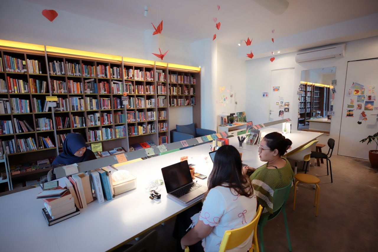 The Room 19 Library Space, Perpustakaan di Bandung Yang Bikin Betah ...